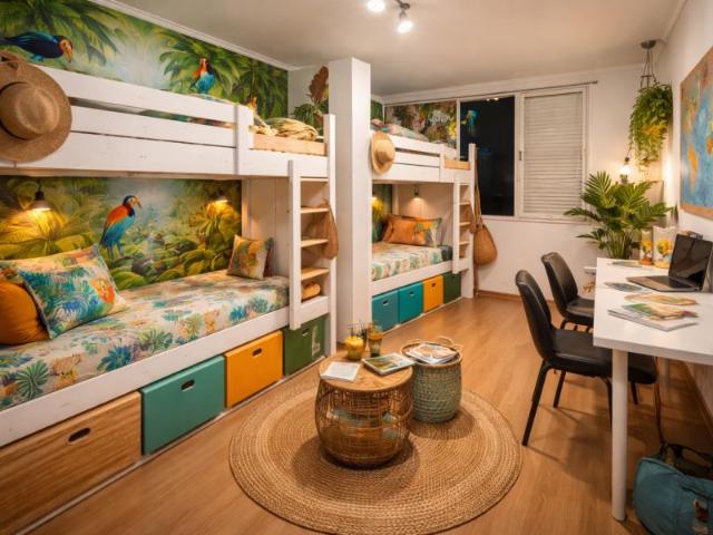 Alugo quarto mobiliado em casa, com facil acesso ao metrô