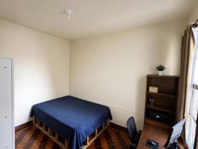 alugo quarto mobiliado 200m da redencao