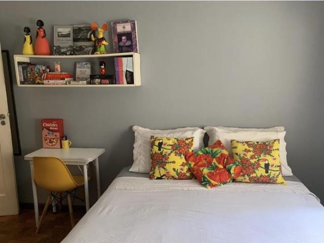 Alugo quarto para moças