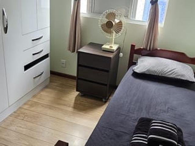 Alugo quarto para moças
