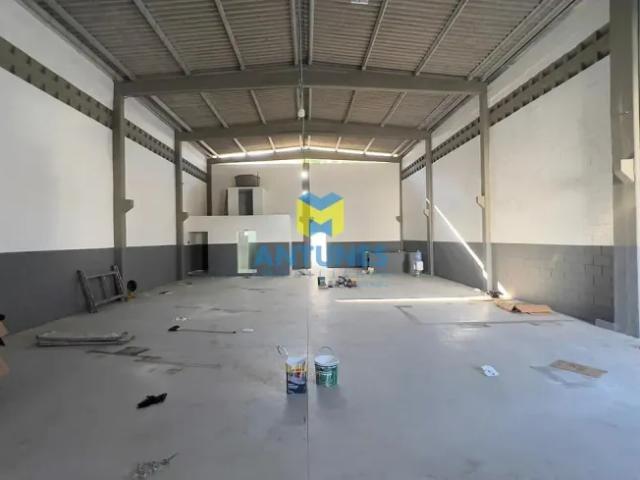 Alugue na Imbiribeira, galpão com 280m² com estacionamento amplo frontal