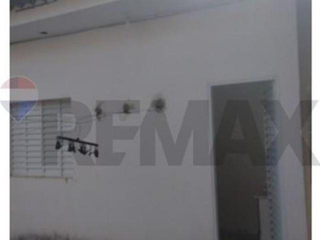 Aluguel casa de fundo