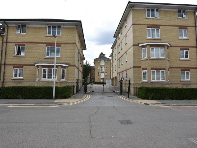 Alveston Square, South Woodford. 2 bed apartment to rent £1,900 pcm £438 pw