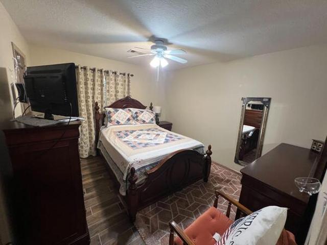 Alvin brick Home, peaceful, quiet neighborhood with high quality finishes
