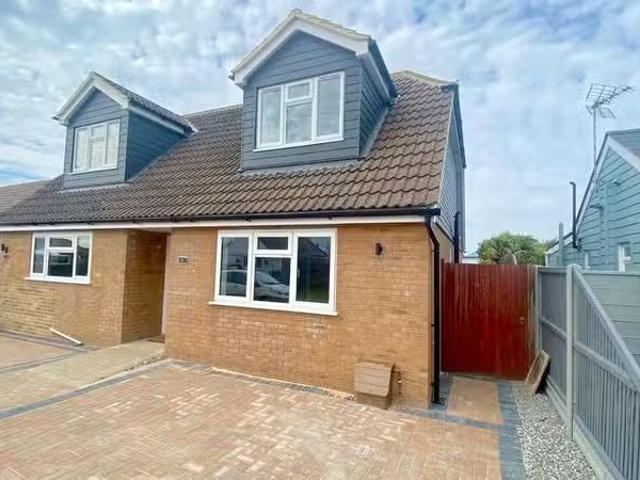 Alvis Avenue, Herne Bay, CT6 8AR 2 bed chalet to rent £1,350.
