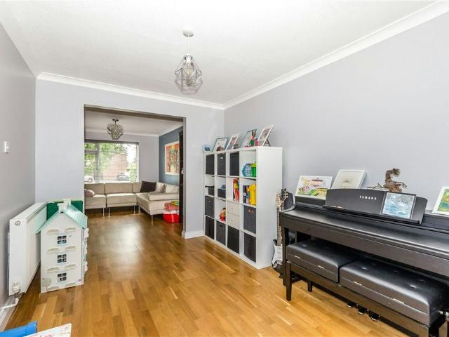 Alzey Gardens, Harpenden, Hertfordshire, AL5 5SY