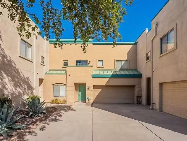 am AZing 3 Bedroom 3 Bathroom Townhome