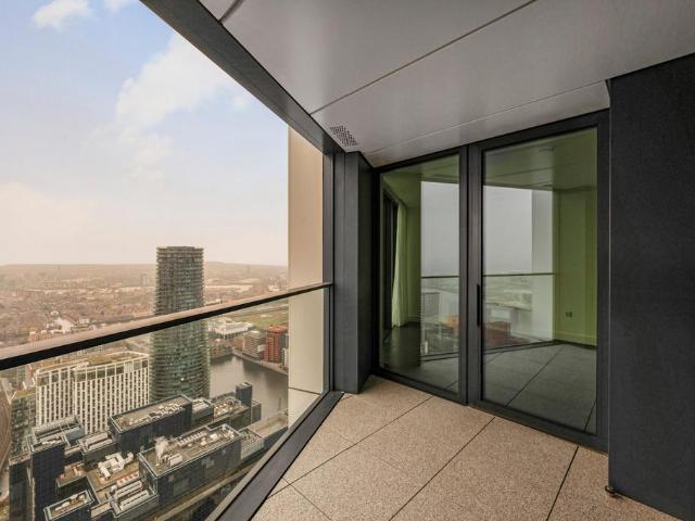 Amory Tower, 203 Marsh Wall, London, E14 2 bed flat to rent £3,400 pcm £785 pw
