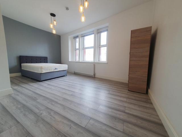Amazing Massive Ensuite Studio Available!✨