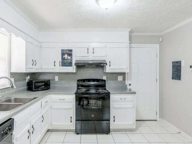 Amazing Morrow Home, a 4 minute walk from bus 193