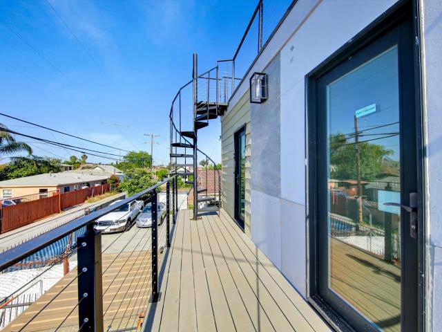 AMAZING NEW CONSTRUCTION UNIT NEAR DOWNTOWN