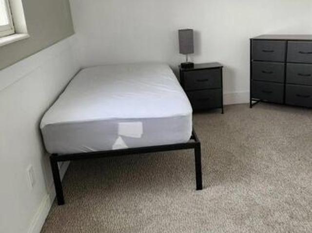 Amazing NEW PadSplit near public transport. Updated. Free washer/dryer. Free highspeed WI FI. Nicely done!