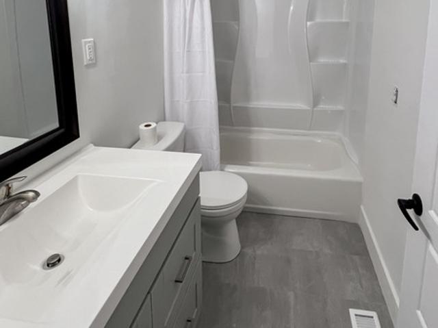 Amazing NEW PadSplit near public transport. Updated. Free washer/dryer. Free highspeed WI FI. Nicely done!