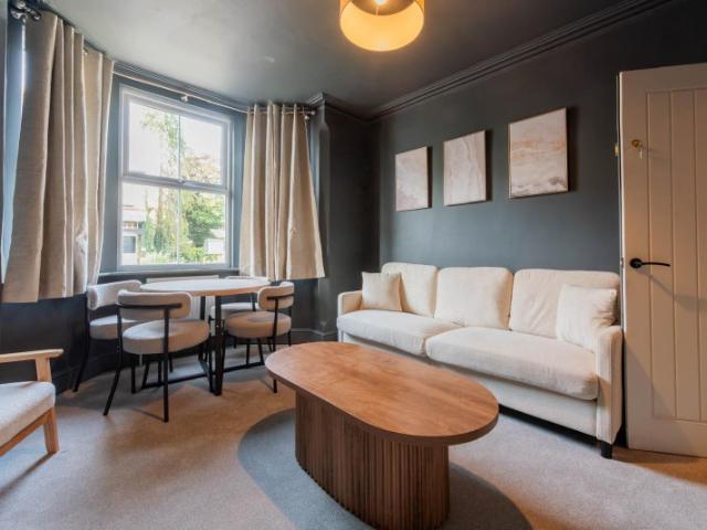 Amazing newly renovated, 5 mins walk from town