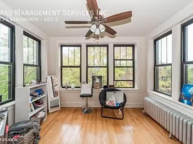 Amazing Oak Park Location. 1 BR, Top Floor 403 S Kenilworth A.