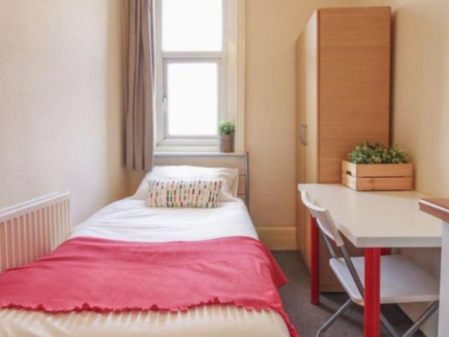 Amazing bedroom in 9 bedroom flat near Kilburn metro station Has a Room