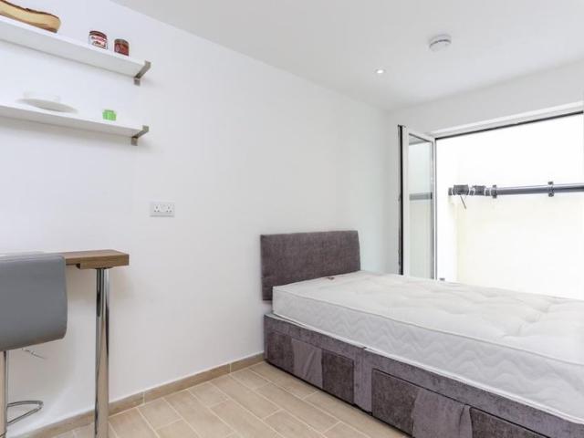 Amazing bedsit close to Westfield zone 2