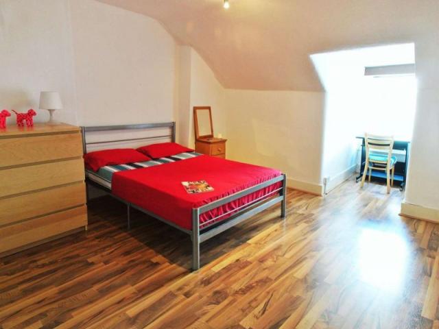 Amazing double bedroom very close to Turnpike Lane tube station Has a Room