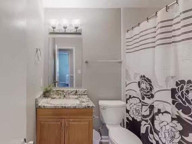 Amazing Ellenwood Location — 20 Min to Downtown Newly Renovate.