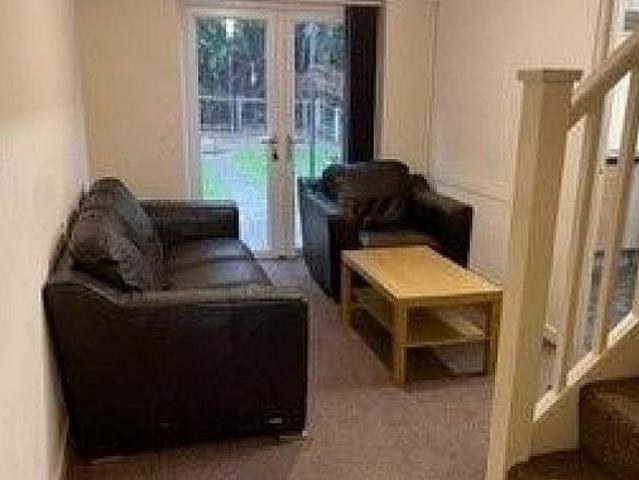 Amazing Four Bedroom House with Private Garden