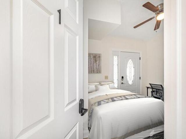 Amazing House That You Cannot Miss Out On! Comfy Beds Open and Bright!