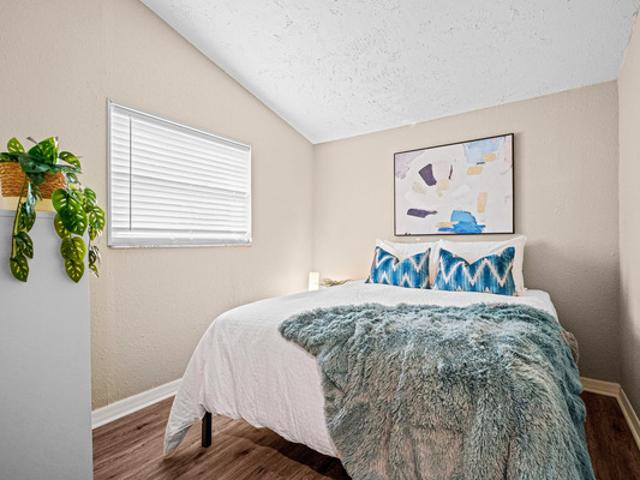 Amazing House That You Cannot Miss Out On! Comfy Beds Open and Bright!