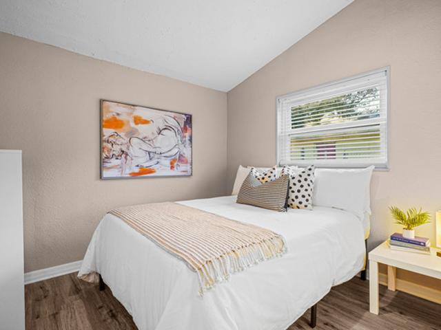 Amazing House That You Cannot Miss Out On! Comfy Beds Open and Bright!