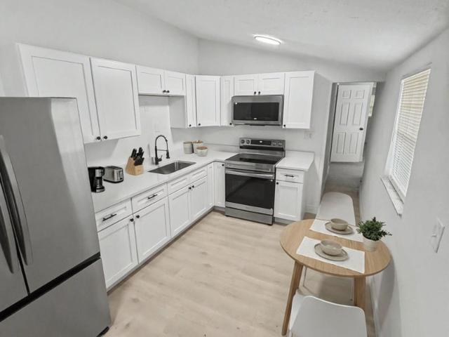 Amazing House with Desks, MiniFridges, and TVs in