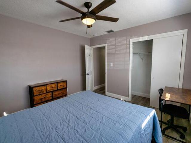 Amazing Location! Comfortable & Cozy Tampa House with Dining area