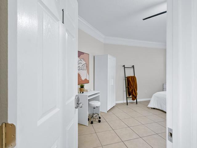 Amazing Plant City House, Large Rooms, Queen Size Comfy Beds Free WiFi and Free On Site Laundry
