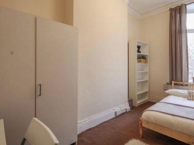Amazing room in 9 bedroom flat near Kilburn metro station Has a Room