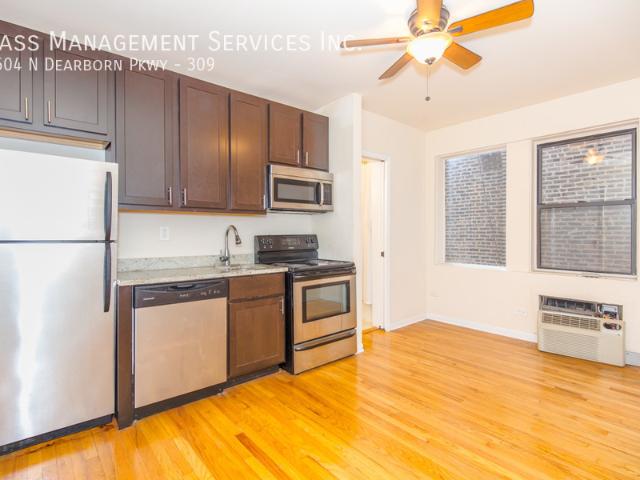 Amazing 1br in the Gold Coast, Spacious bedroom, updated and more!