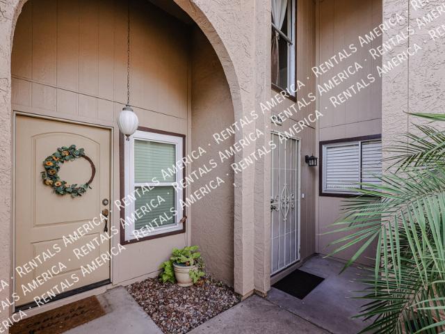 Amazing 2 BR / 2 BA North Glendale Townhome off Bellair Golf Park