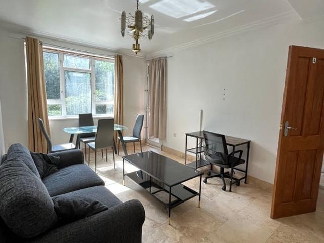 Amazing 3 bed flat in Battrsea AV.SOON!
