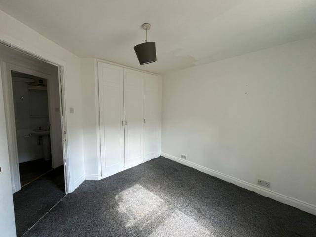 Amazing 3 Bed Flat Share in Oval AV. NOW!