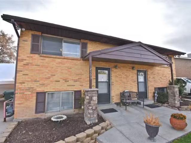 Amazing 3 Bed West Valley Unit! 2503 W Robin Rd