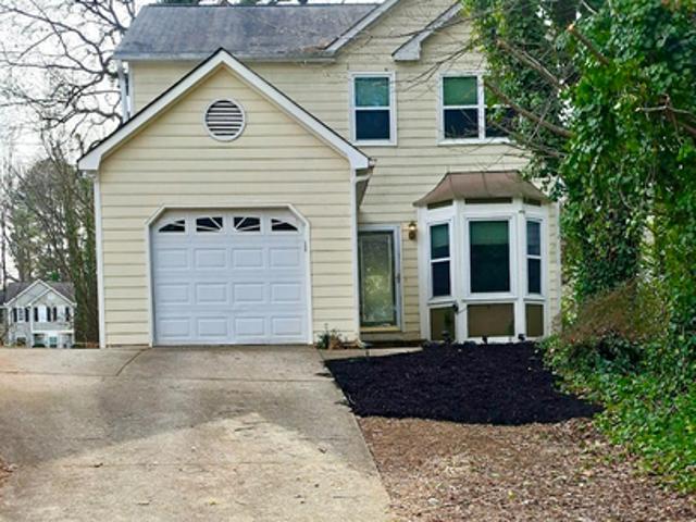 Amazing 3 bedroom, 2.5 bathroom house in Marietta. Amenities included: central air, central heat, deck, dishwasher, hardwood floors, washer dryer, yard, and ceiling fans. *Cats and small dogs only, 1 pet max *Male only