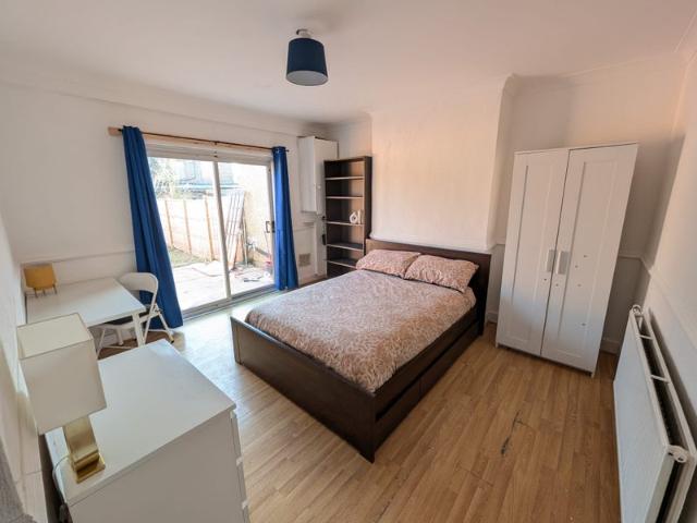 Amazing 5 bedroom flat in Wood green