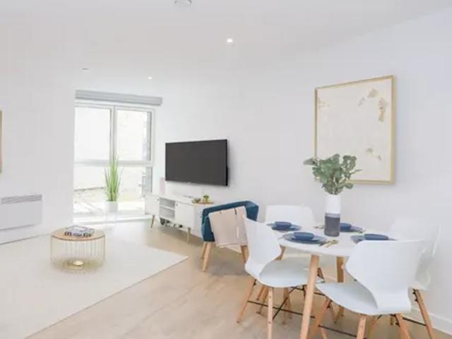 Amazon Hub Locker, Trafford Road, Salford, M5 3EB, United Kingdom | 1 bed apartment for rent #167884600 | Rentberry