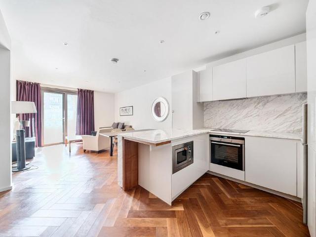 Ambassador Building, SW11, Nine Elms. 2 bed flat to rent £4,000 pcm £923 pw