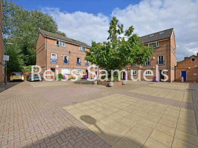 Ambassador Square, Canary Wharf. 6 bed terraced house to rent £6,240 pcm £1,440 pw