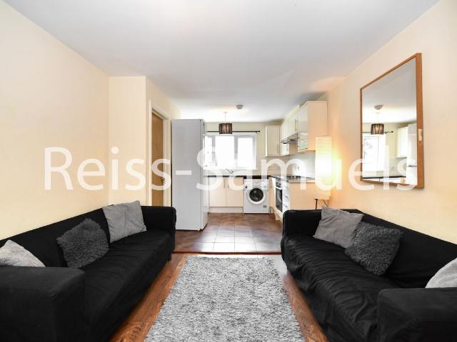 Ambassador Square, Canary Wharf, Isle Of Dogs, Docklands, London E14, 3 bed flat to rent, £3,033 pcm | PrimeLocation