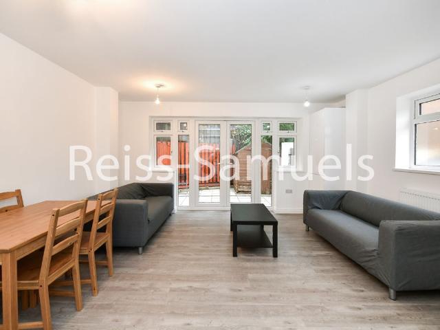 Ambassador Square, Canary Wharf, Isle Of Dogs, Docklands, London E14, 6 bed town house to rent, £5,200 pcm | PrimeLocation