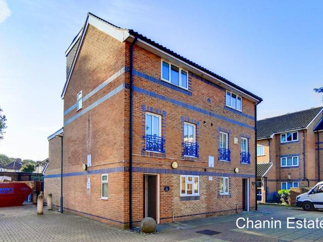 Ambassador Square, Docklands E14 6 bed townhouse to rent £5,720 pcm £1,320 pw