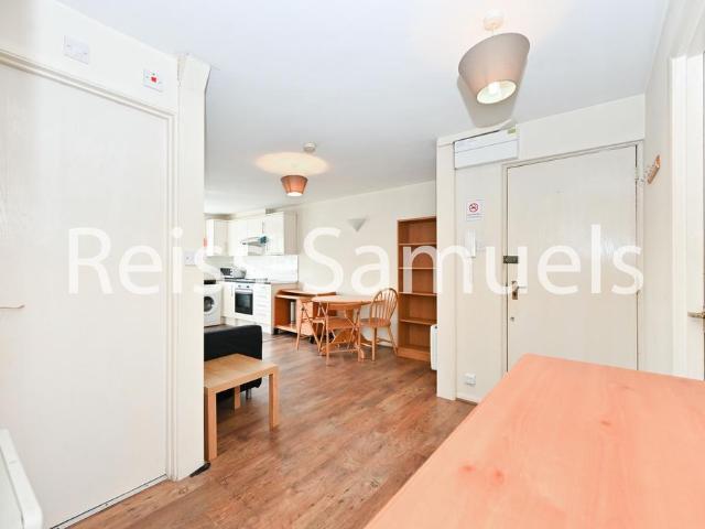 Ambassador Square, Isle of dogs. 3 bed apartment to rent £3,077 pcm £710 pw