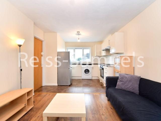 Ambassador Square, Isle Of Dogs, Canary Wharf, Docklands, London E14, 3 bed flat to rent, £3,077 pcm | PrimeLocation
