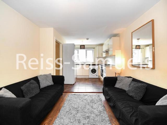 Ambassador Square, London E14 3 bed apartment to rent £3,033 pcm £700 pw