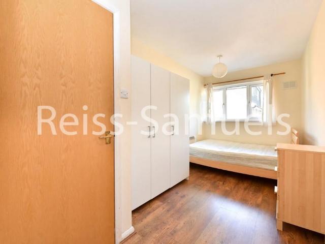 Ambassador Square, London E14 3 bed apartment to rent £3,033 pcm £700 pw