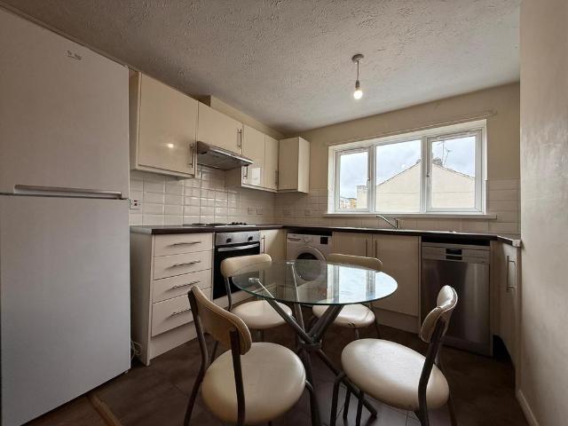 Ambassador Square, London E14 3 bed flat to rent £3,033 pcm £700 pw