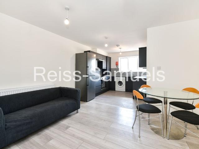 Ambassador Square, London E14, 3 bed flat to rent, £3,163 pcm | PrimeLocation